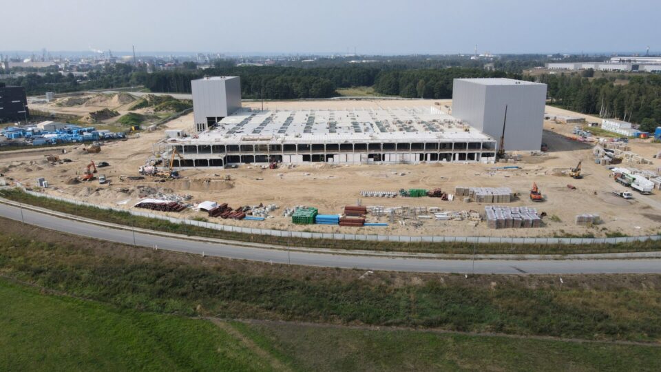 Szwedzki koncern Northvolt buduje w Gdańsku fabrykę, w której maszyny ...